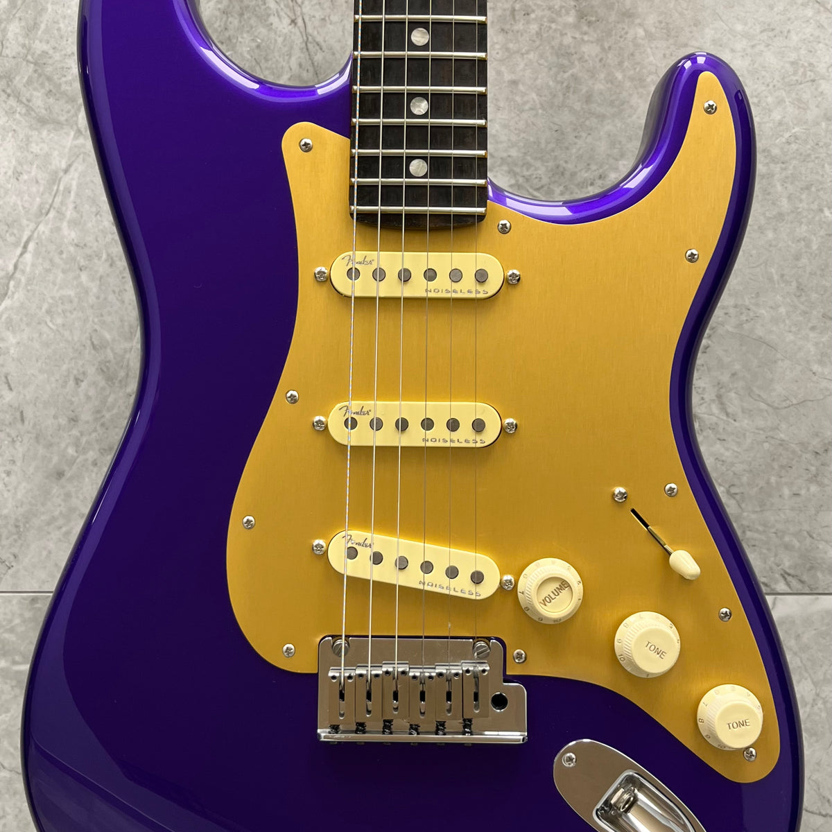 FENDER USA FSR Limited Edition American Ultra Stratocaster Plum Metall ...